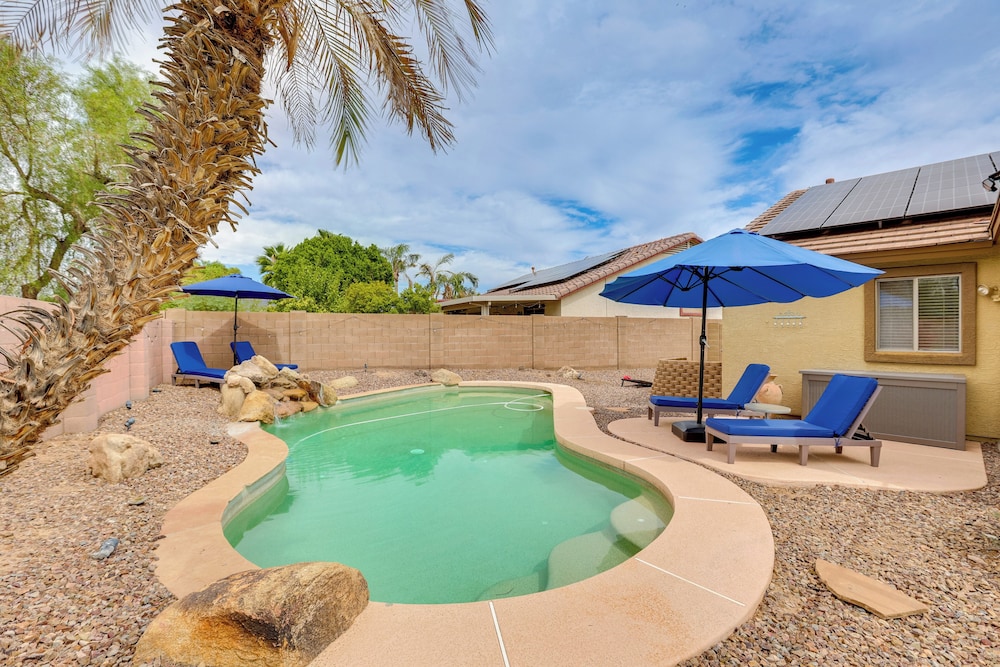 Spacious & Fenced Yard: Relaxing Home In Surprise - Glendale, AZ