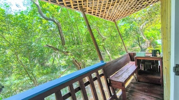 Quarto solteiro luxo, sacada, vista para o jardim | Terraço/pátio