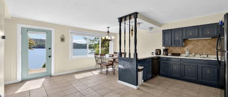 Casa, 3 quartos | Cozinha privada | Um frigorífico, um forno, uma cafeteira/bule, uma torradeira