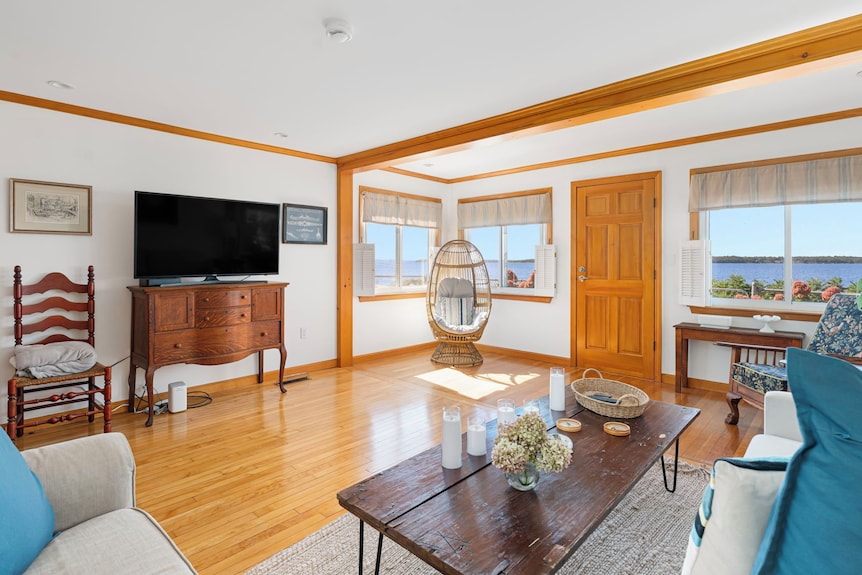 Waterfront Cottage On Mount Hope Bay - Fall River, MA