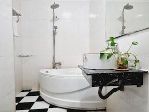 Quarto Duplo Deluxe | Casa de banho | Toalhas fornecidas