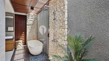 Villa, 4 quartos, vista para a piscina | Casa de banho | Artigos de higiene pessoal grátis, um secador de cabelo, um bidé