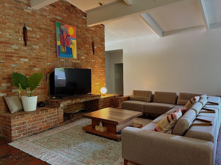 Spacious 4br Mid-century Modern Retreat In Dayton With Play Room And Patio - Dayton, OH