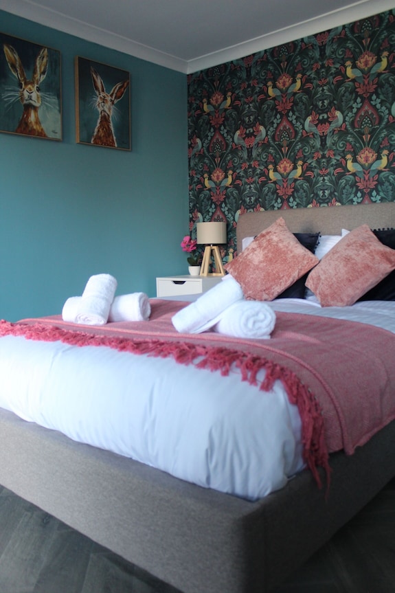 Thorpe Park Studio | Self-contained + Parking - Staines