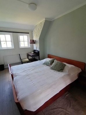 Quarto casal standard | Ferros/tábuas de passar roupa, berço de viagem, Wi-Fi de cortesia
