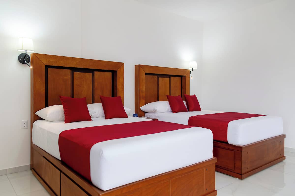 Quarto casal, vista para a montanha | Cofres nos quartos, escrivaninha, espaço de trabalho para notebook