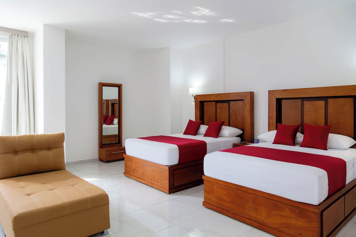 Quarto casal luxo, 2 camas de casal | Cofres nos quartos, escrivaninha, espaço de trabalho para notebook