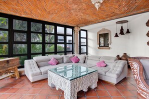 Casa de campo família, vista para o jardim | Área de estar