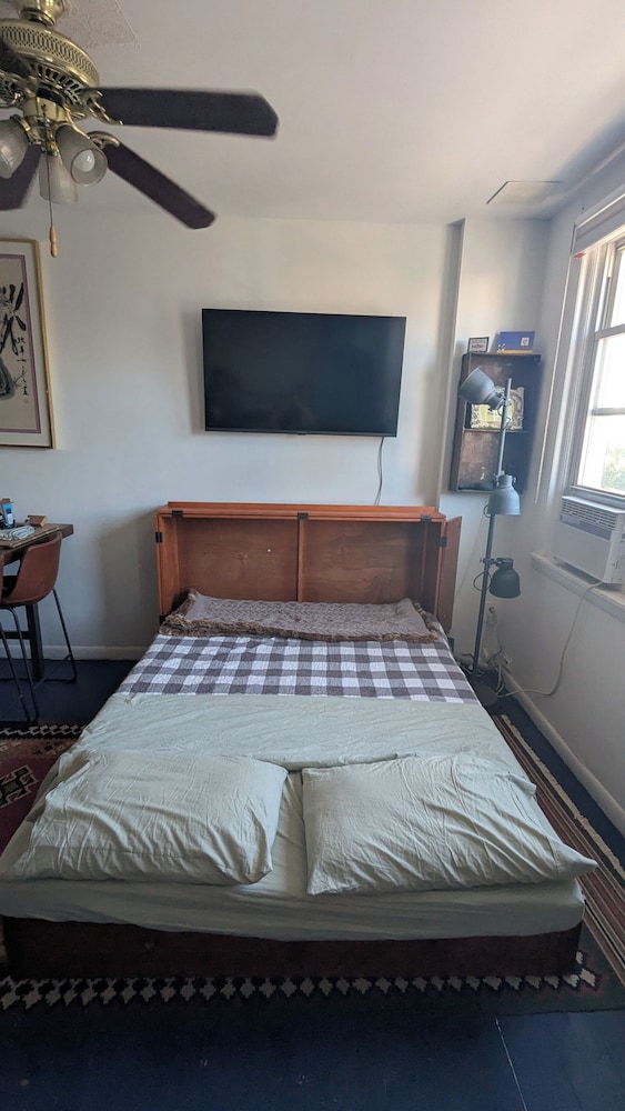 2nd Floor South Philly Apartment w/ a view of Stadiums. Quiet street w ...