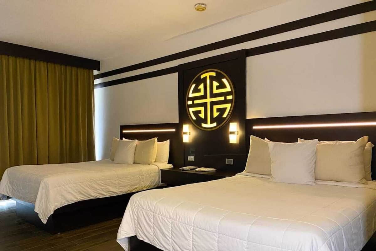 Quarto casal superior, sacada, vista para a piscina | Cofres nos quartos, escrivaninha, espaço de trabalho para notebook