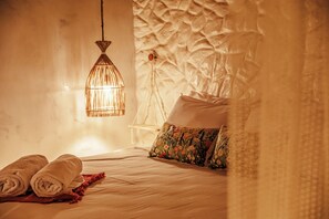 Suíte sênior | Frigobar, Wi-Fi de cortesia, roupa de cama