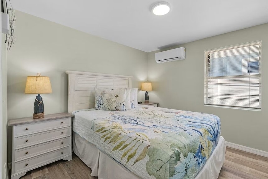 Location!! Location!! Short Walking To Restaurants, Shops, & Beach! - Fort Myers Beach, FL