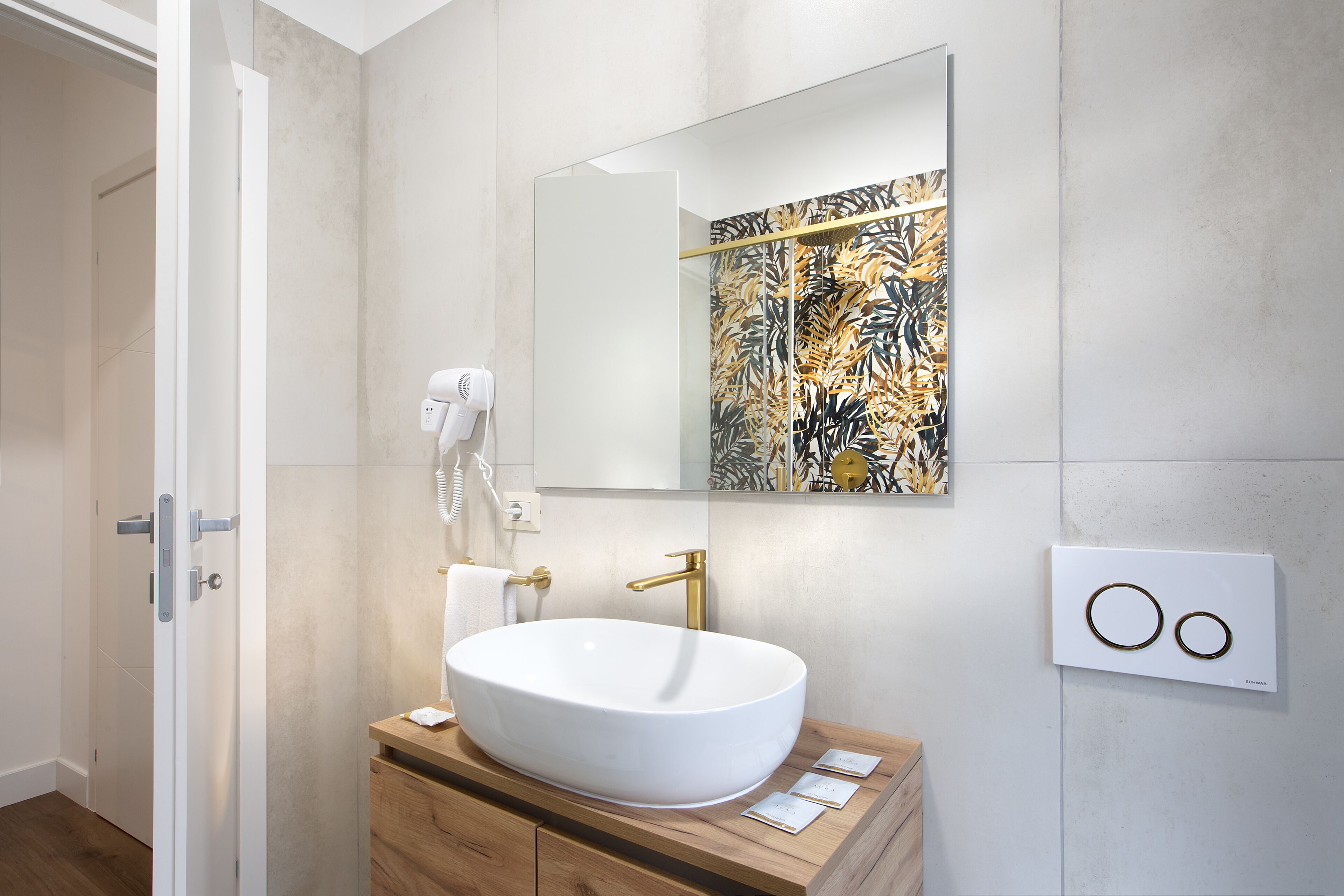 Quarto triplo superluxo, varanda, vista para o jardim | Banheiro | Secador de cabelo, toalhas de banho, sabonete, shampoo