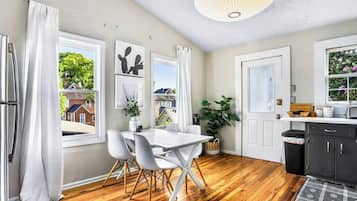 Casa luxo | Cozinha privada | Refrigerador em uma área comum, micro-ondas em uma área comum