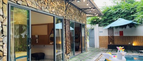 Villa, varanda, vista para a piscina | Roupa de alta qualidade, edredões de penas