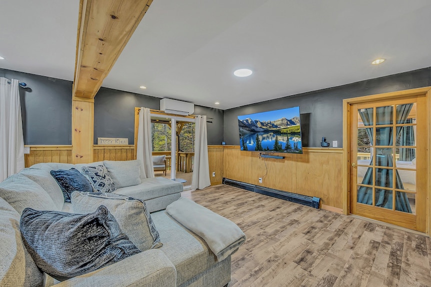 Pocono Sleep 16 Sauna Hot Tub + Private Acre + Ac + King + Bunk Beds + Spa Bath - Pennsylvania