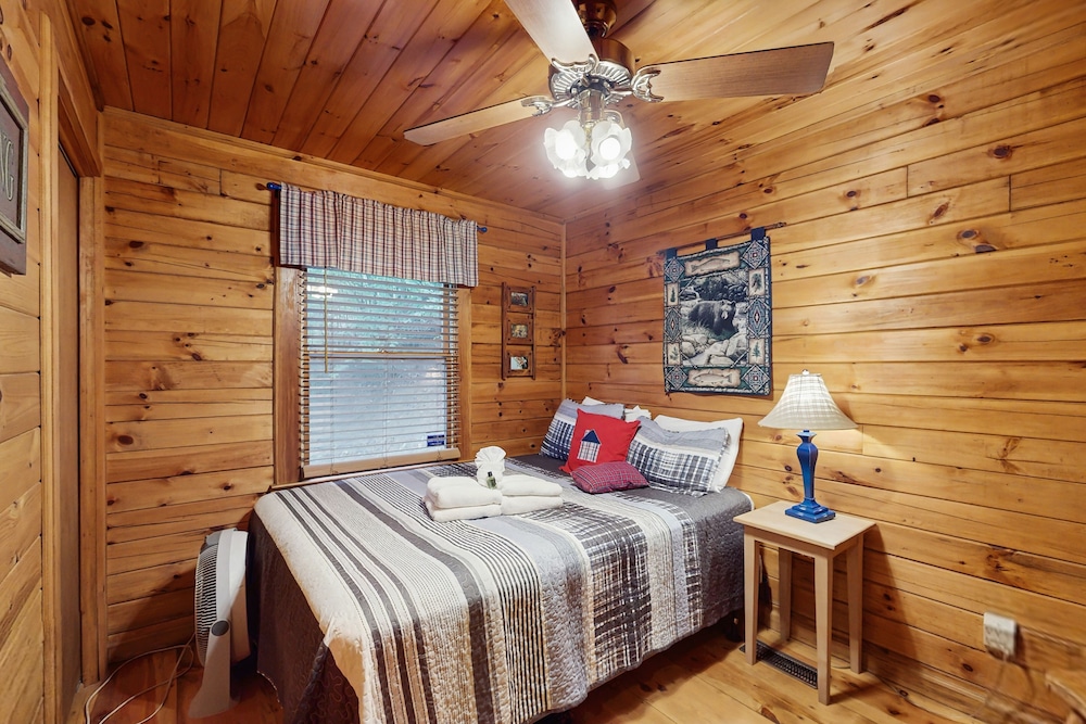 Cozy mountain cabin with hot tub, fireplace & scenic views - Whitepath ...
