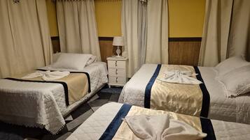 Quarto Quádruplo Básico, várias camas | Secretária adequada para computadores portáteis, Wi-fi grátis