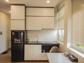 Quarto quádruplo família, cozinha, vista para a cidade | Cozinha americana privada | Geladeira grande, micro-ondas, fogão, cooktop