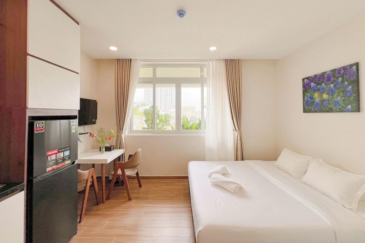 Estúdio luxo, cozinha, vista para a cidade | Roupas de cama premium, escrivaninha, espaço de trabalho para notebook