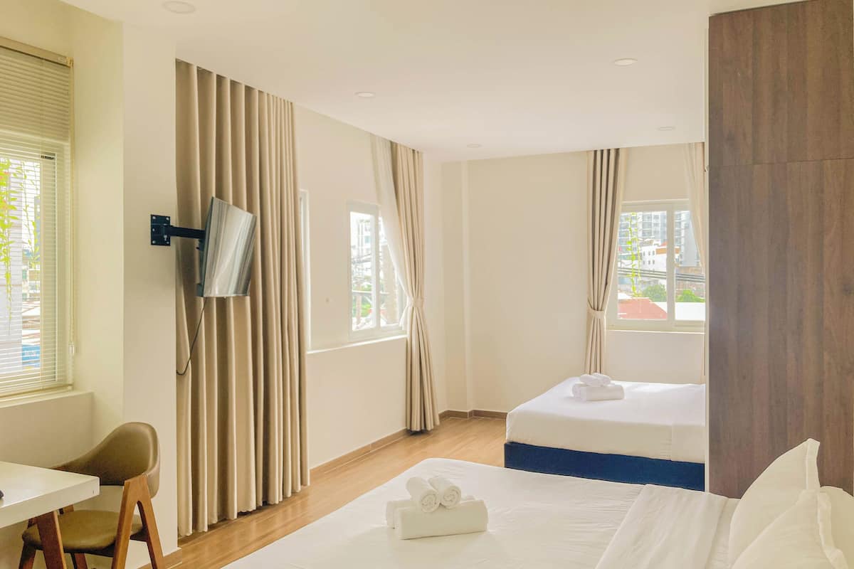 Quarto quádruplo família, cozinha, vista para a cidade | Roupas de cama premium, escrivaninha, espaço de trabalho para notebook