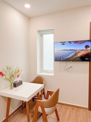 Quarto casal standard, para não fumantes | Roupas de cama premium, escrivaninha, espaço de trabalho para notebook