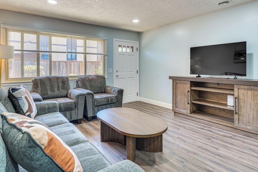 Apt 1 Mi To Monterey State Beach! Bring Your Pets - Seaside, CA
