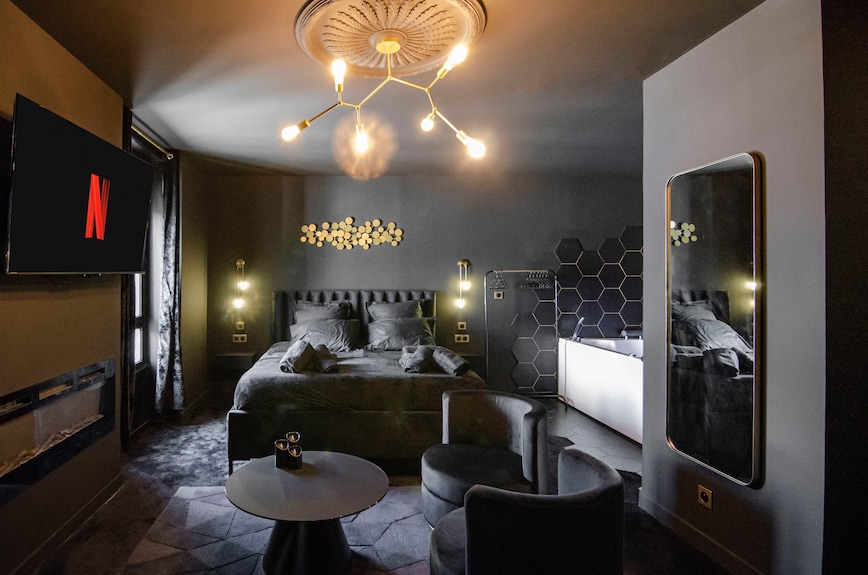 Suite Balnéo/hammam Noire Et Or - Saint-Étienne