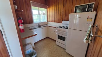 Apartamento Standard, varanda, vista para o jardim | Cozinha privada | Um frigorífico, um micro-ondas, um forno, uma placa de cozinha