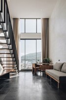 Quarto casal design, vista para a cidade | Frigobar, cofres nos quartos, escrivaninha