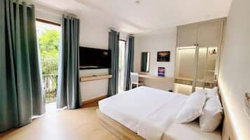 Deluxe Room with Balcony | Secretária, secretária adequada para computadores portáteis
