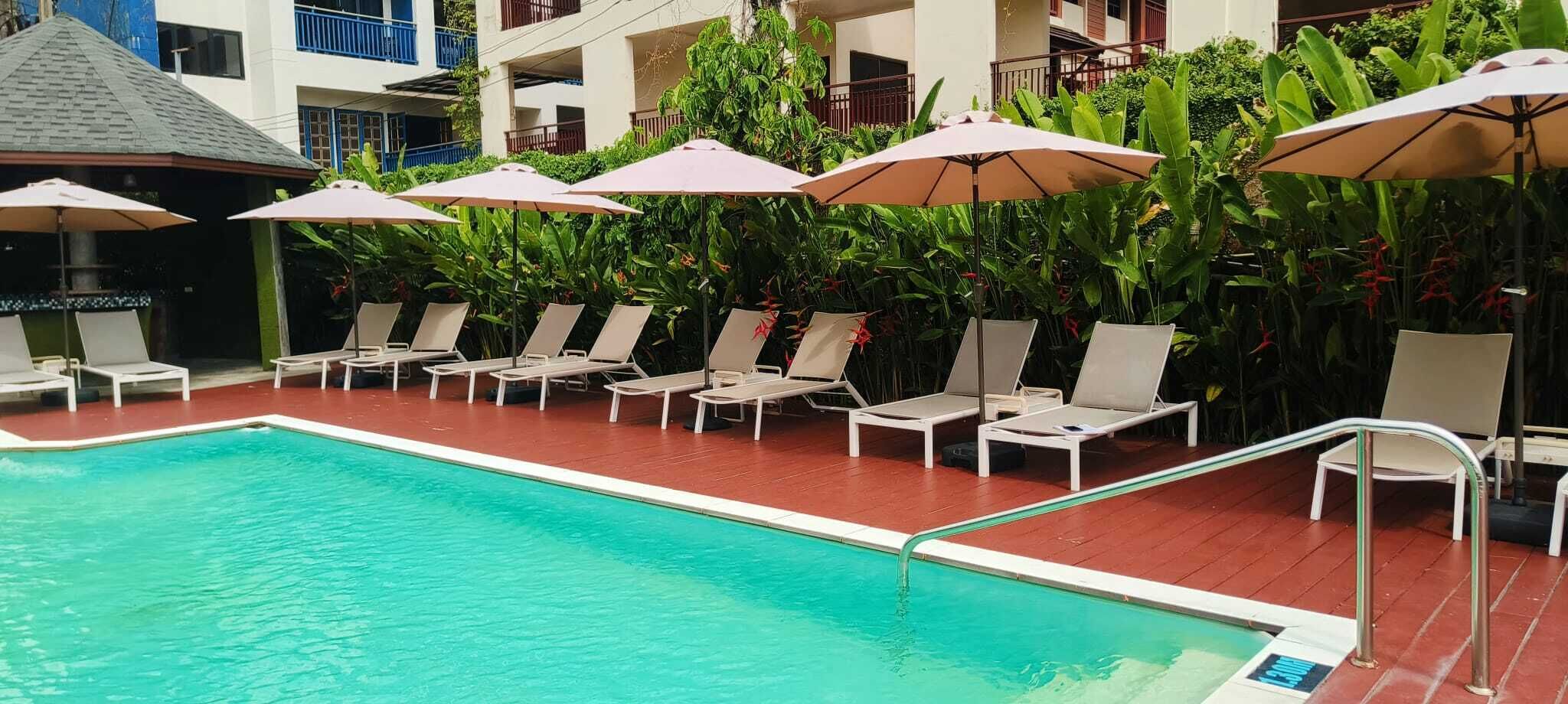Piscina externa, funciona das 8h às 18h, guarda-sóis