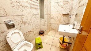 Quarto triplo superior | Banheiro | Chuveiro, chuveiro com efeito de chuva, bidê, sabonete