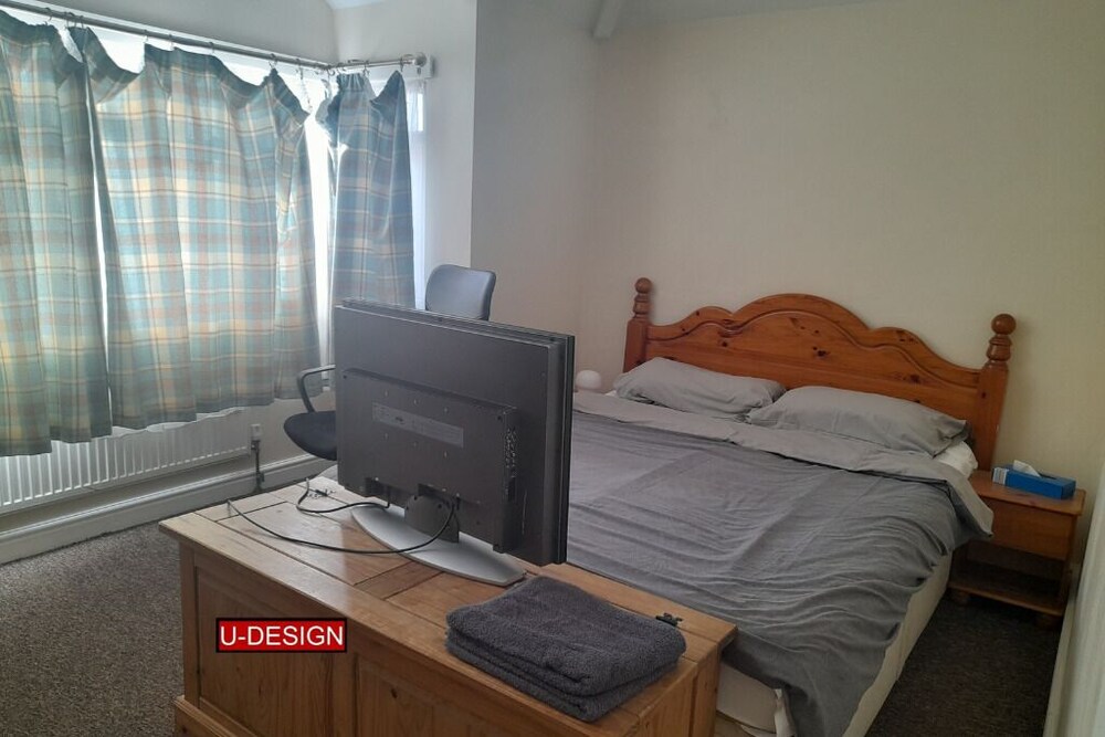 Sundon Park 1-Bedroom House - Luton | Vrbo