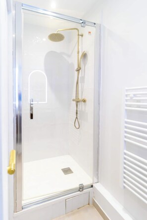 Apartamento | Casa de banho | Um secador de cabelo, sabão, champô 