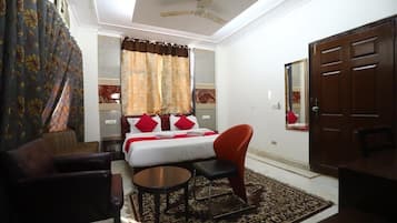 Quarto Duplo Deluxe, Vista para a cidade | Secretária, secretária adequada para computadores portáteis
