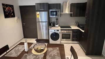 Apartamento superluxo, 1 quarto, para não fumantes, vista para a piscina | Cozinha privada | Frigobar, micro-ondas, fogão, cooktop