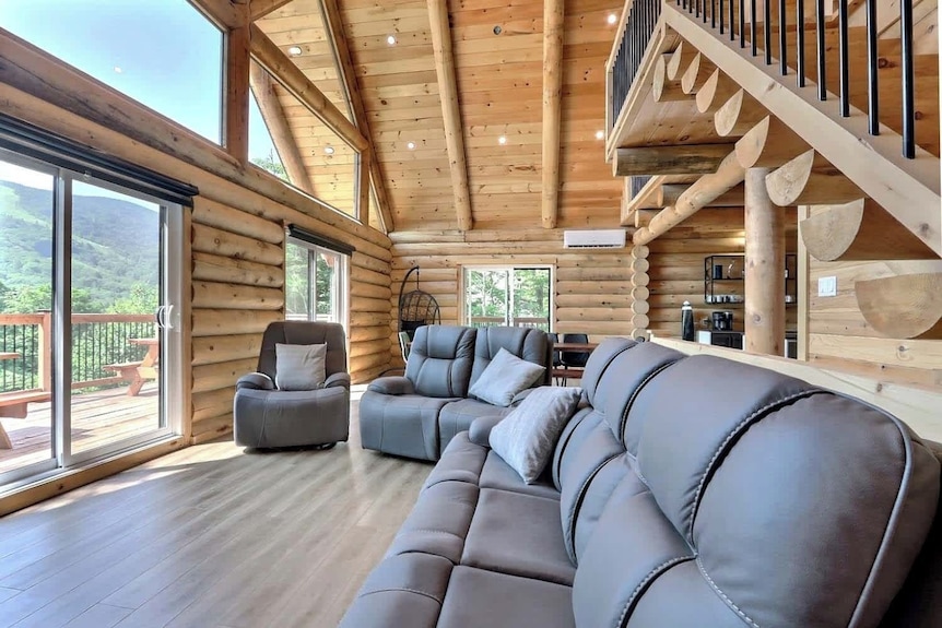 Spa, Game Room, Absolute Comfort | Le Commandant - Quebec