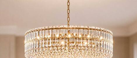 Um candelabro com design de cristal e corrente dourada.