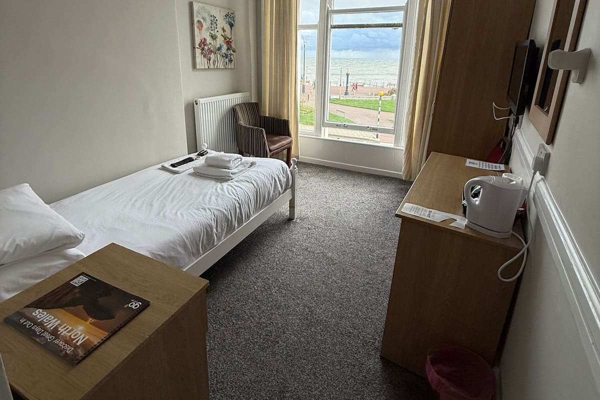 Quarto solteiro | Escrivaninha, ferros/tábuas de passar roupa, Wi-Fi de cortesia