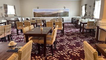 Café da manhã com buffet todos os dias (GBP 10.00 por pessoa)