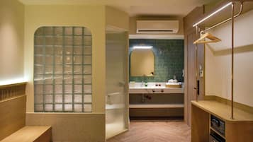 Quarto Duplo Deluxe, sem janelas | Minibar, secretária, secretária adequada para computadores portáteis