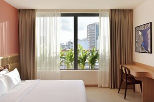 Quarto Duplo Premium, Vista para a cidade | Minibar, secretária, secretária adequada para computadores portáteis 