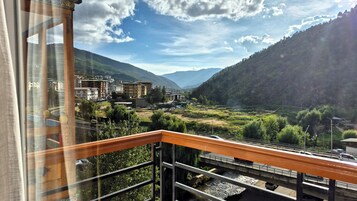 Quarto casal ou duplo luxo, sacada, vista para a cidade | Cofres nos quartos, escrivaninha, espaço de trabalho para notebook