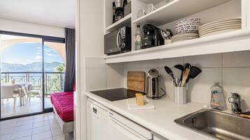 Apartamento | Cozinha privada | Uma cafeteira/bule, um frigorífico, um micro-ondas