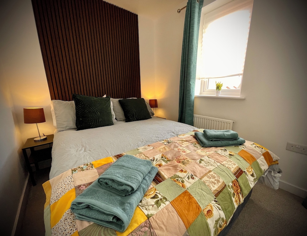 Hampton 2-bed coach house retreat quiet parking wifi clean ...