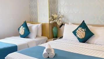 Quarto triplo standard, vista para a cidade | Ferros/tábuas de passar roupa, Wi-Fi de cortesia