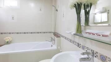 Quarto casal ou duplo luxo, vista para a cidade | Banheiro | Secador de cabelo, roupões de banho, chinelos, toalhas de banho