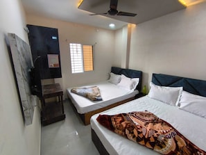Quarto Quádruplo Familiar | Secretária, Wi-fi grátis, roupa de cama fornecida