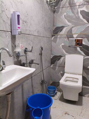 Quarto Duplo Deluxe | Casa de banho | Artigos de higiene pessoal grátis, toalhas fornecidas, sabão